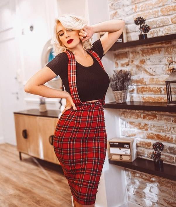 RETRO I SEKSI: Nikolina Kovač pozirala u stilu pedesetih (FOTO) - Grand ...