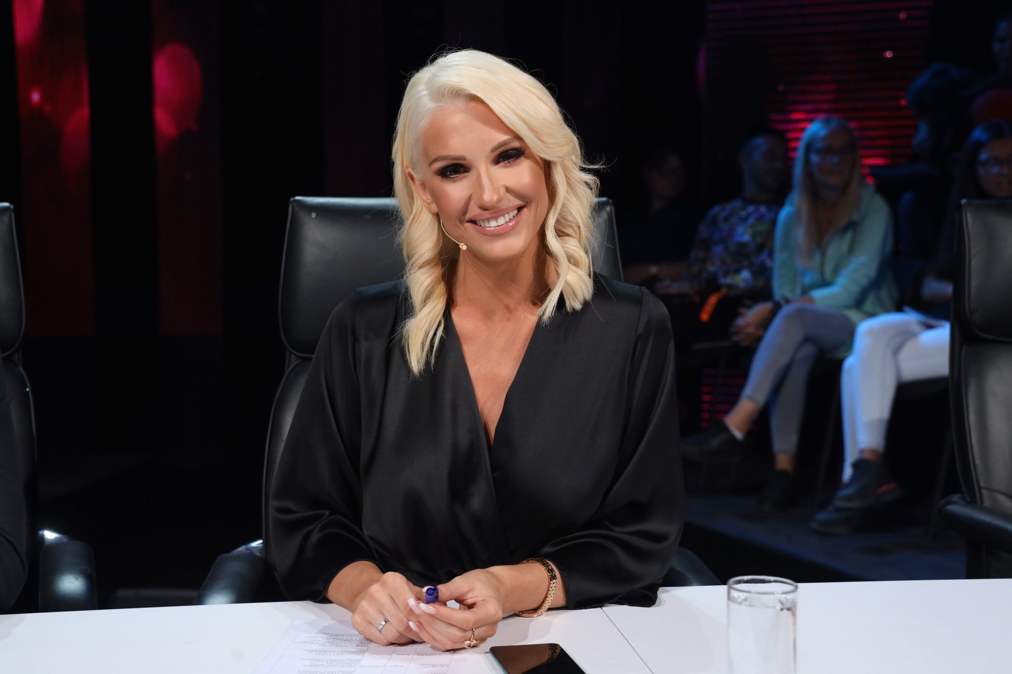 Anja Mit pokazala čime raspolaže: Uzak struk i bujne grudi mame uzdahe ...