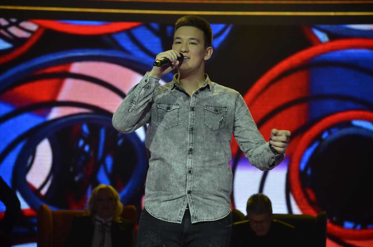 PUKNI ZORO: Uroš Živković pevao na proslavi punoletstva (VIDEO) - Grand ...