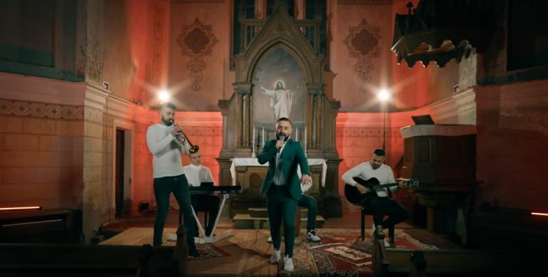 Šta li će reći Dino Merlin? Filip Mitrović uz trubače snimio pevačev ...