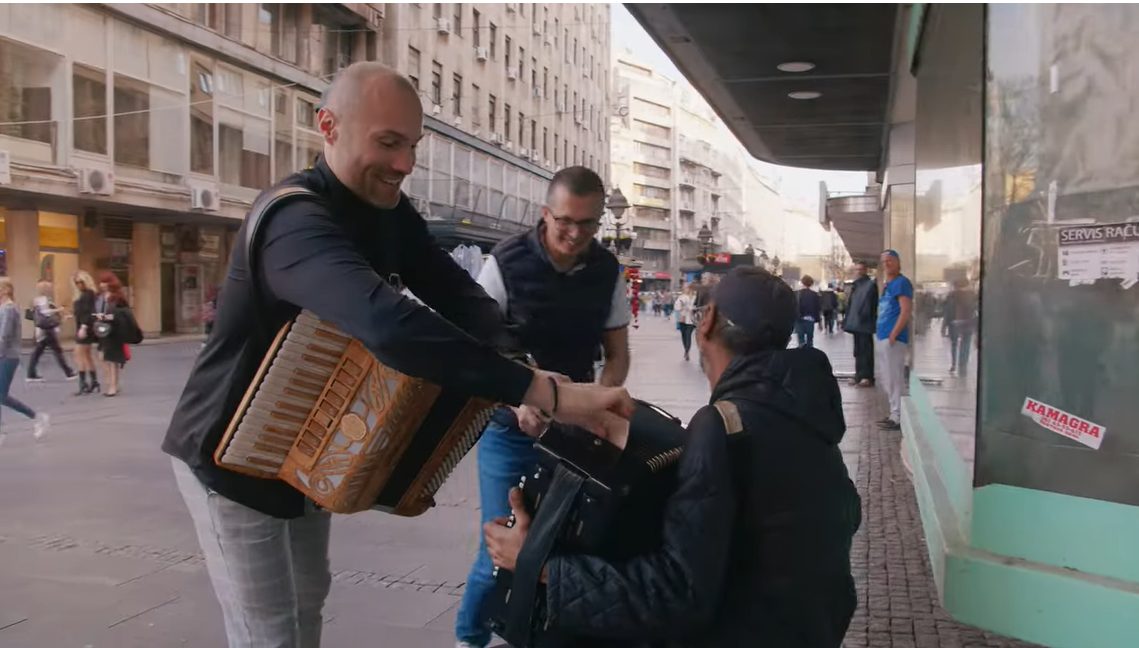 Aleksandar Sofronijević napravio haos u Knezu: Delio novac uličnim ...