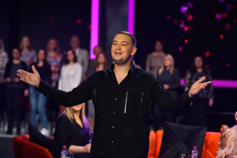 Uroš Živković otkrio zbog koje pesme je zaradio najviše novca - Grand ...