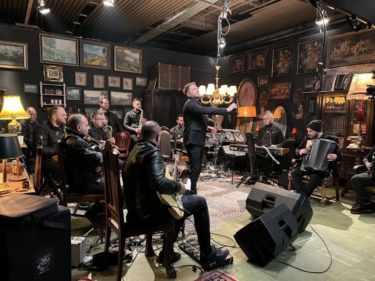 Samo Bob vratio iz zaborava veliki hit Sinana Sakića! - Grand Online