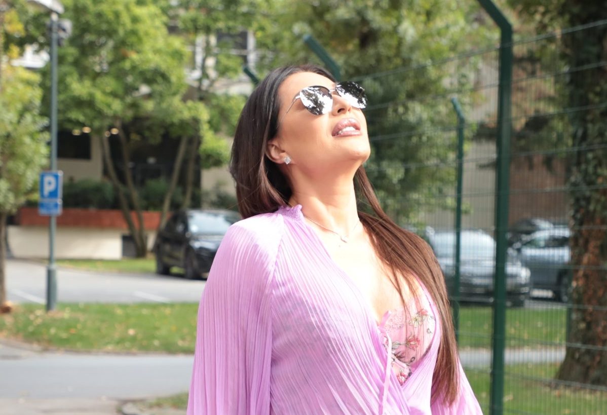 Ceca stigla na snimanje u kombinaciji koja je prikladna za svaki događaj