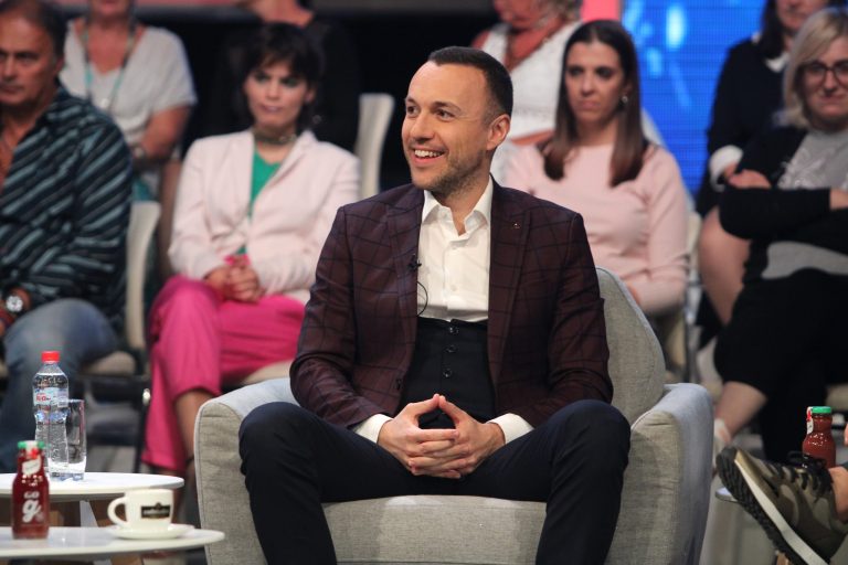 Nakon vesti da je Bane Mojićević ostavio devojku, voditeljka ga razotkrila: "Sad će da ...