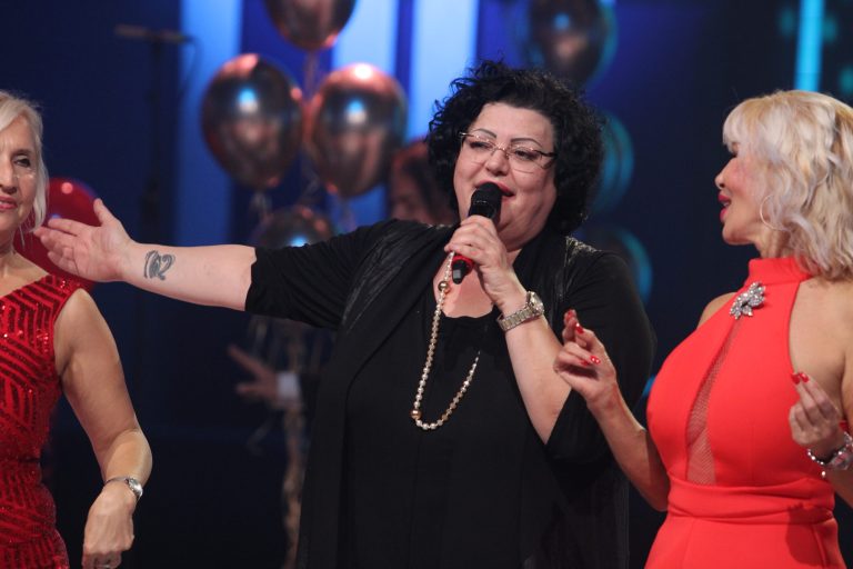 Ćerka Bojane Barjaktarević peva sa majkom/1215