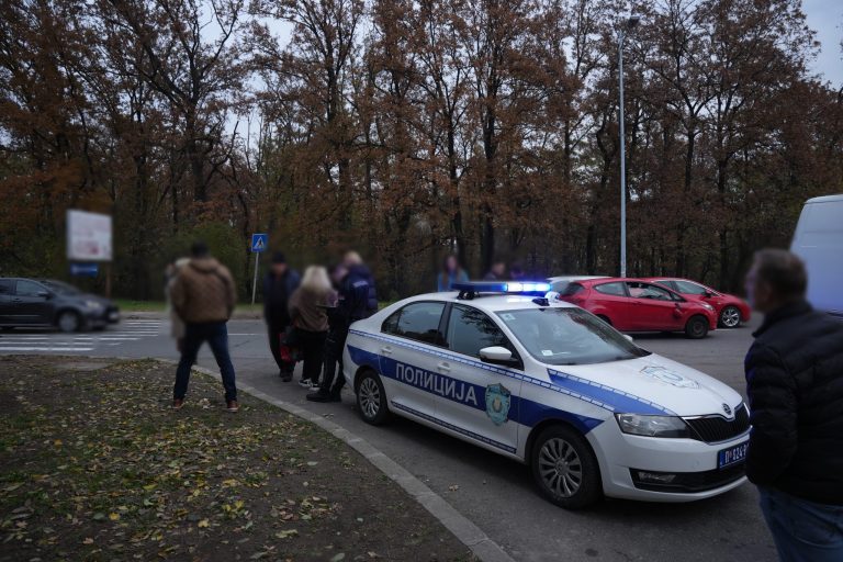 Mamu zvezde Granda udario auto na pešačkom prelazu Mamu zvezde Granda udario auto na pešačkom prelazu