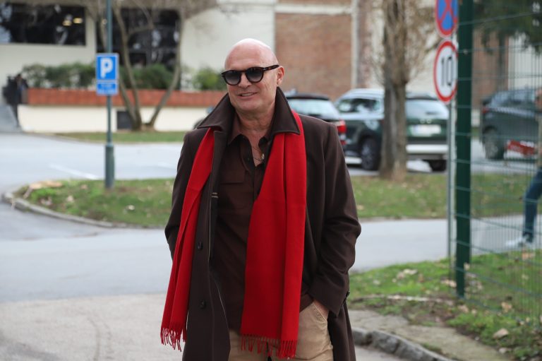 Autokomanda blokada - Da li Mili podržava studente