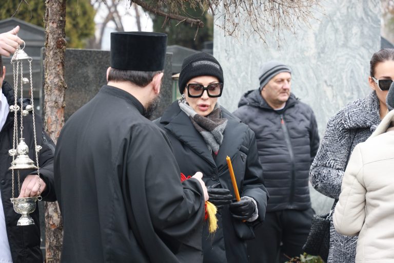 Ceca utučena stigla sa Veljkom i Anastasijom na pomen Arkanu