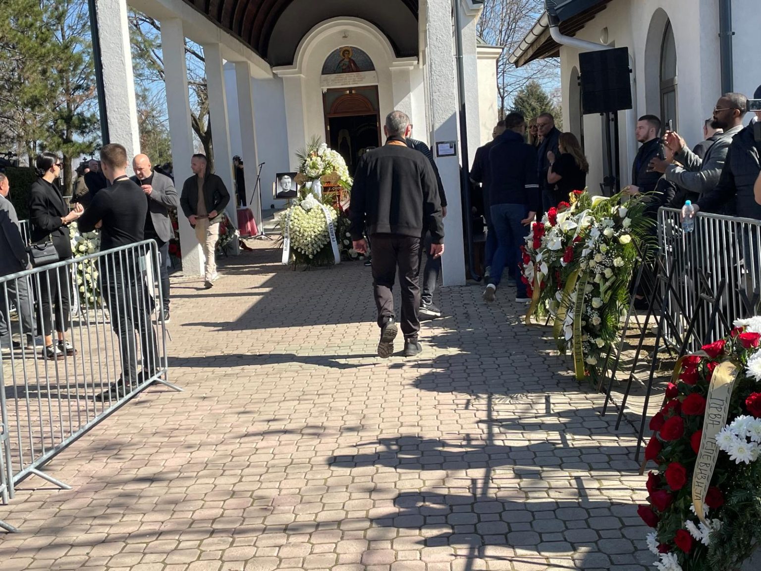 Saša Popović sahrana: Estarda grca u suzama na groblju